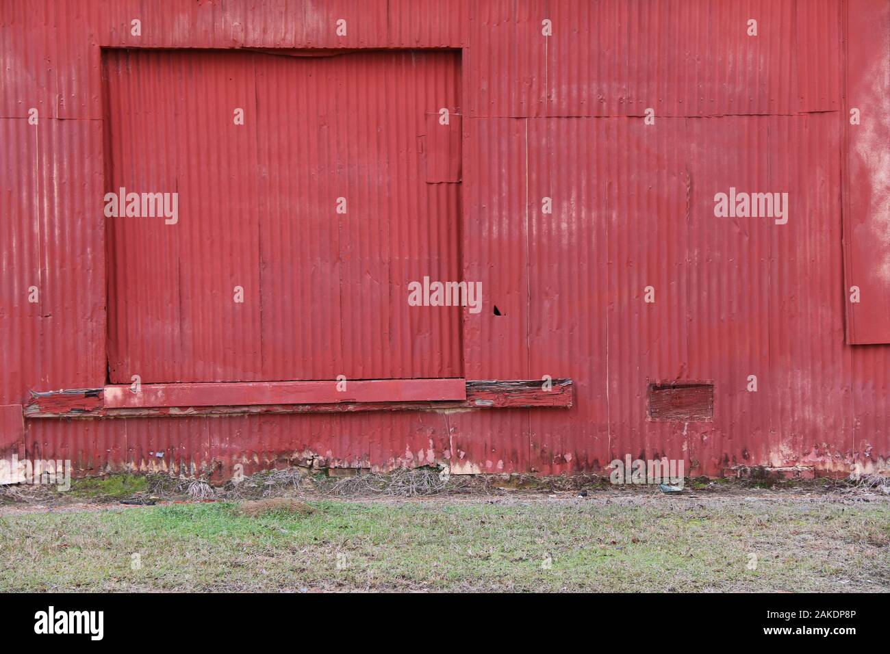 red sliding barn door old abandoned farm building Stock Photo - Alamy