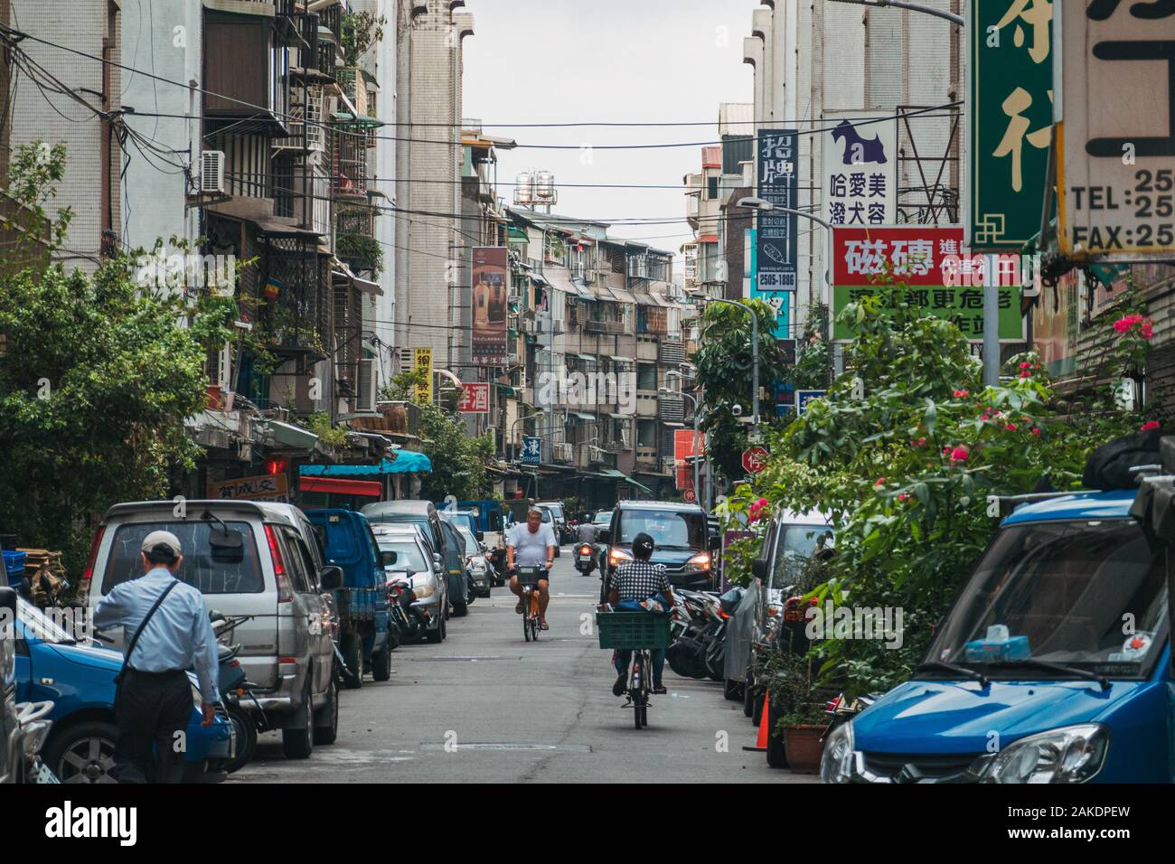Quiet residential neighbourhood hi-res stock photography and images - Alamy
