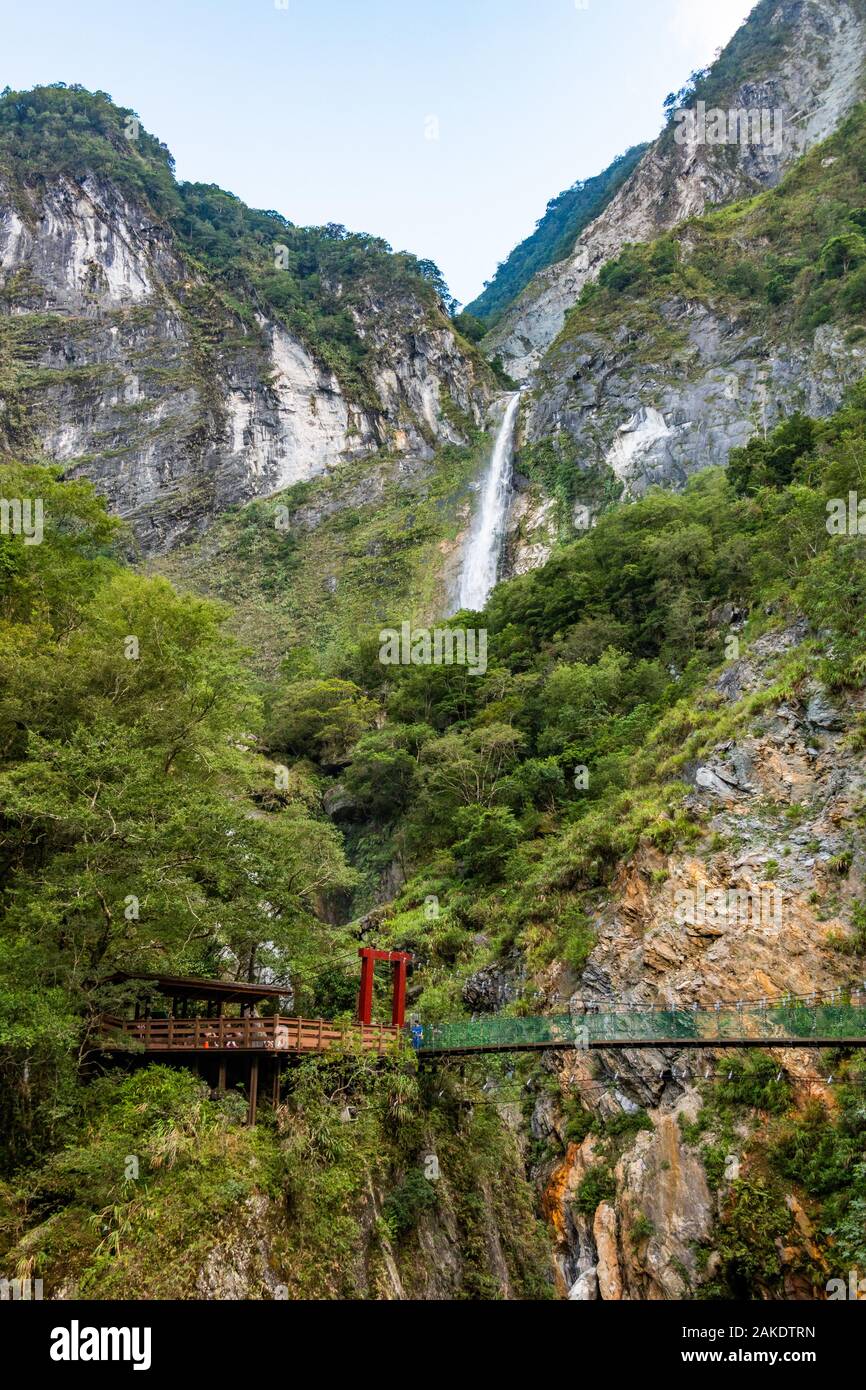 The Baiyang Suspension Bridge near Baiyang Falls, Taroko National Park ...