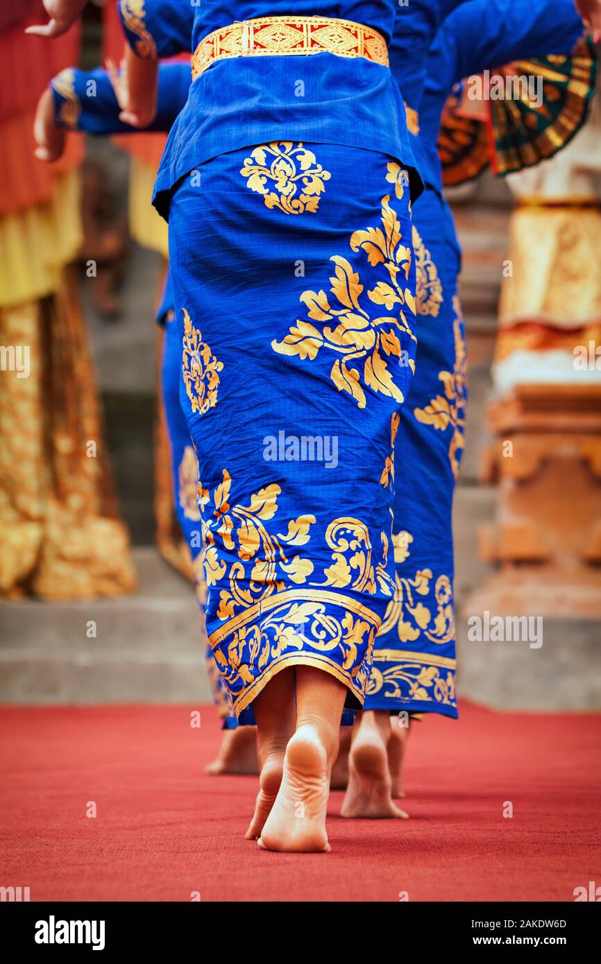 Woman traditional sarong back hi-res stock photography and images - Alamy