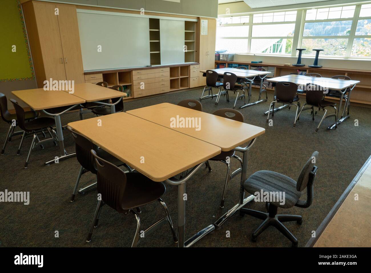 Classroom with empty whiteboard and seats neatly organized with no ...