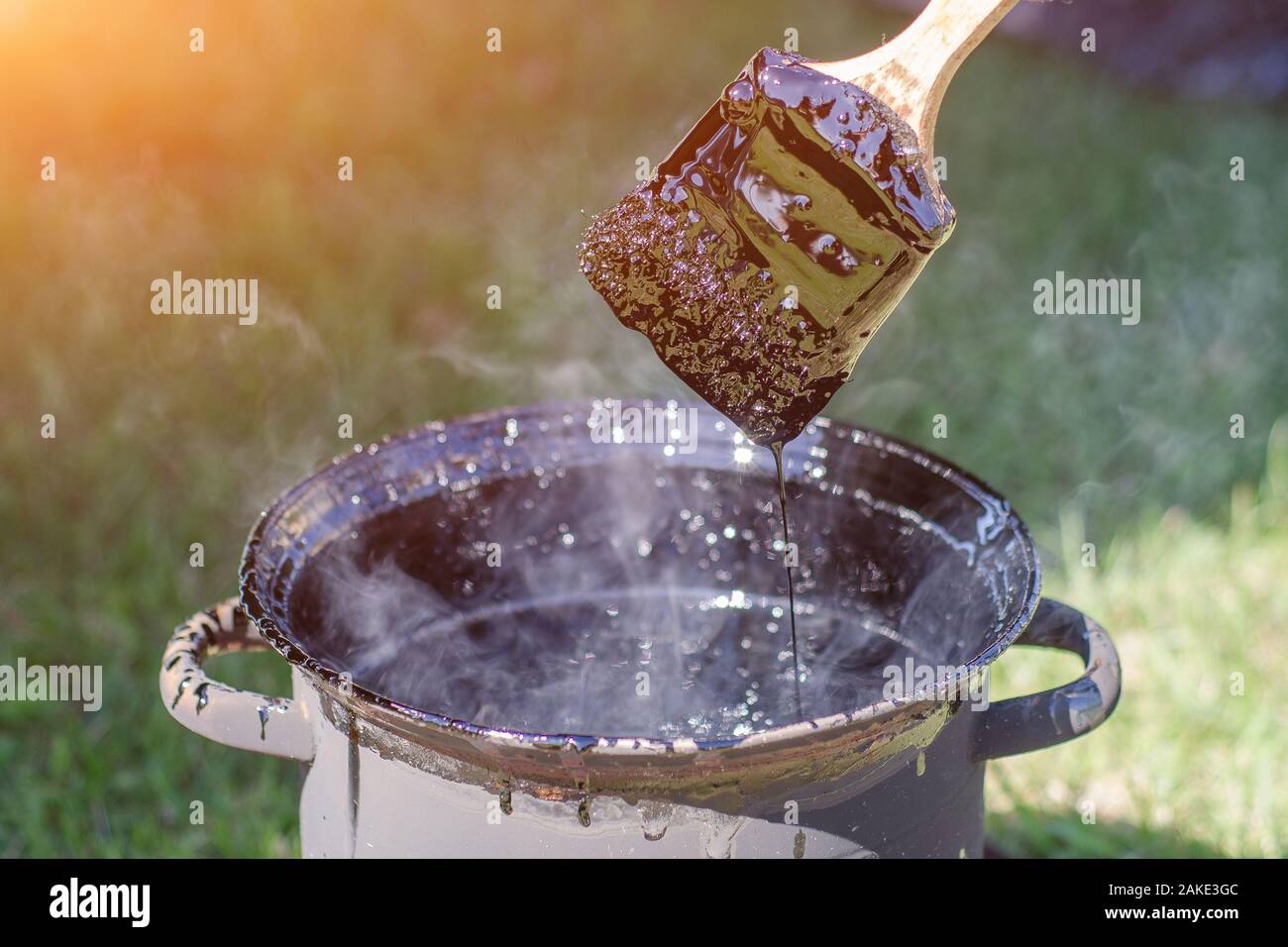 Bitumen molten hi-res stock photography and images - Alamy