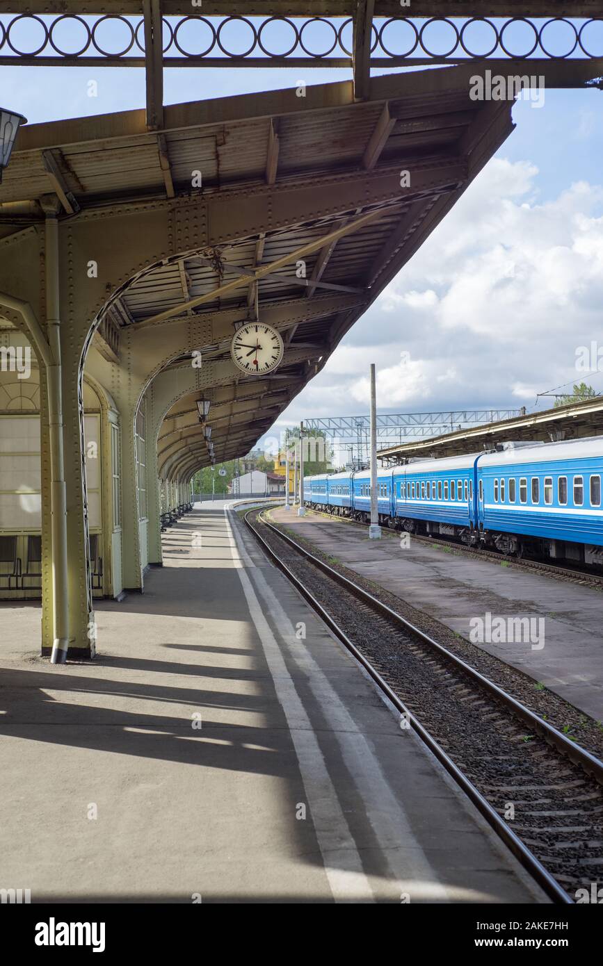 Platform of the old train station. Russia Stock Photo - Alamy