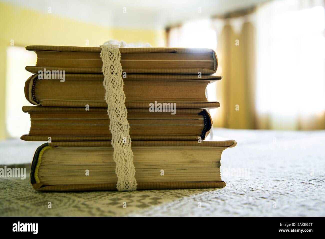 Staked books hi-res stock photography and images - Alamy