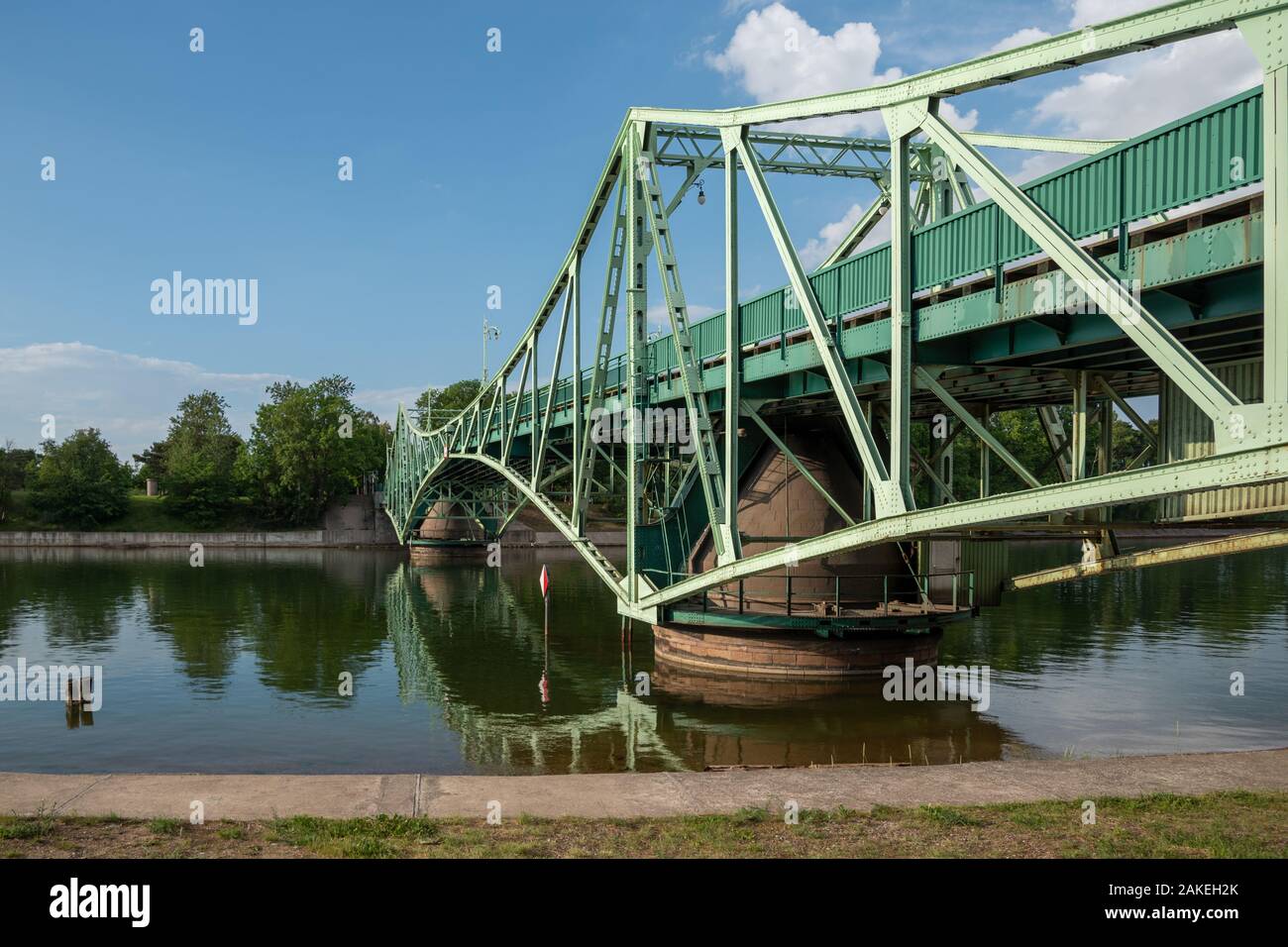 View famous swinging bridge hi-res stock photography and images - Alamy