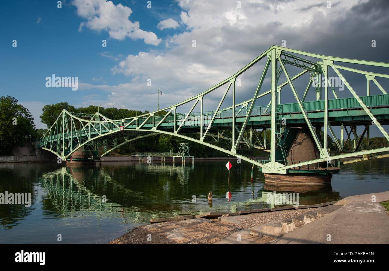 Old swinging bridge hi-res stock photography and images - Alamy