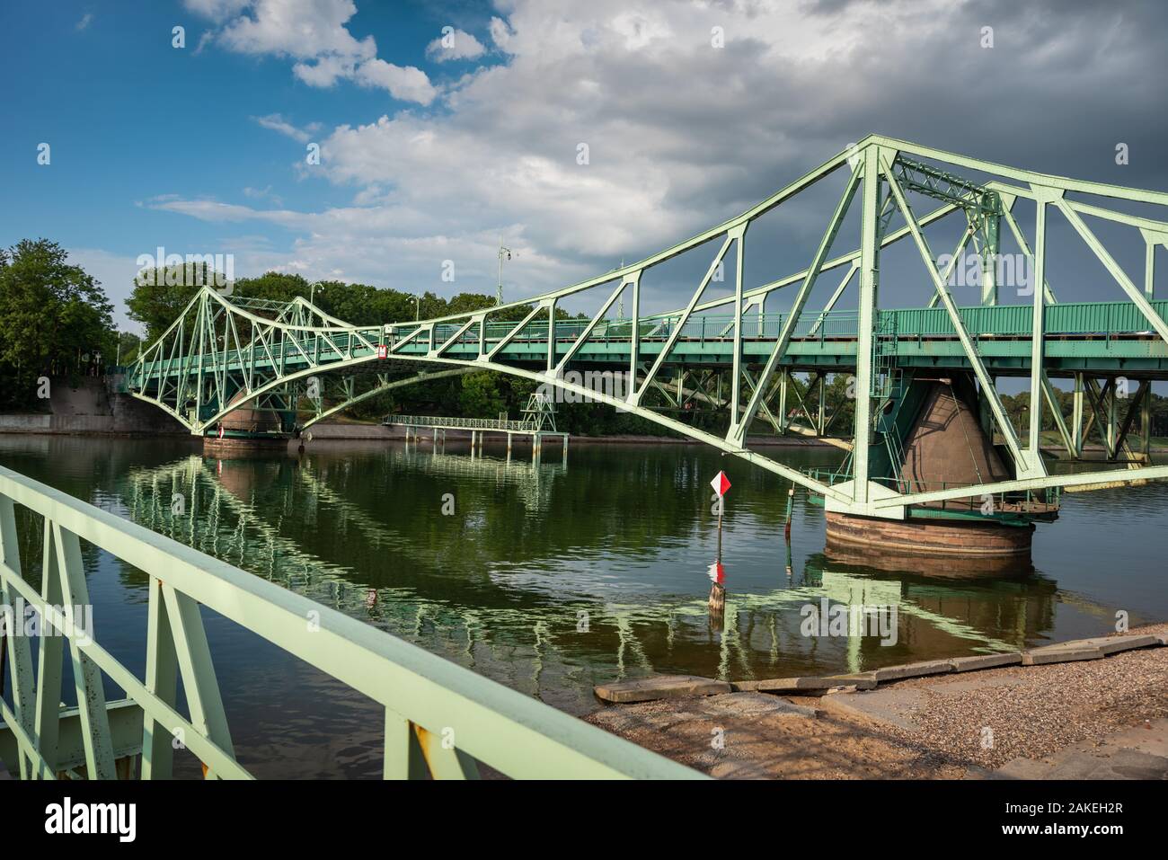 Swinging metal bridge hi-res stock photography and images - Alamy