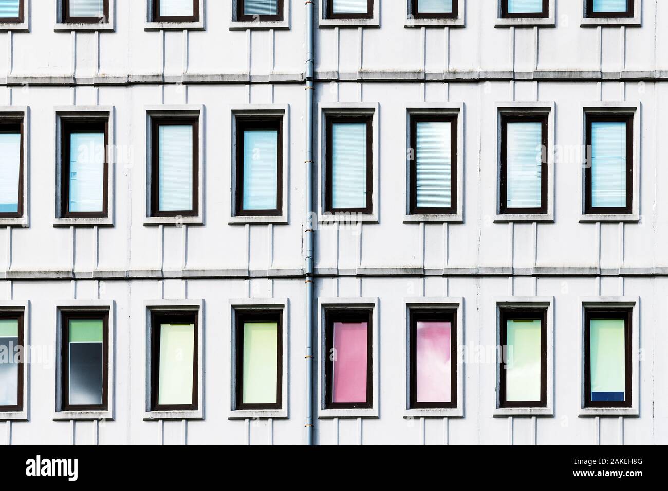 Windows white colored apartment building hi-res stock photography and ...