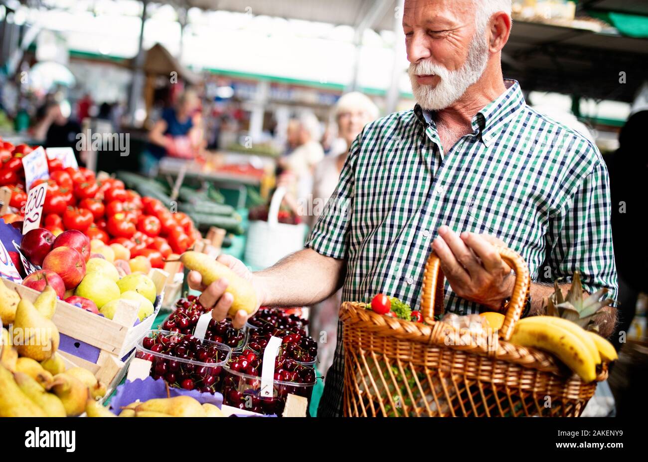 Elderly people supermarket shopping hi-res stock photography and images ...