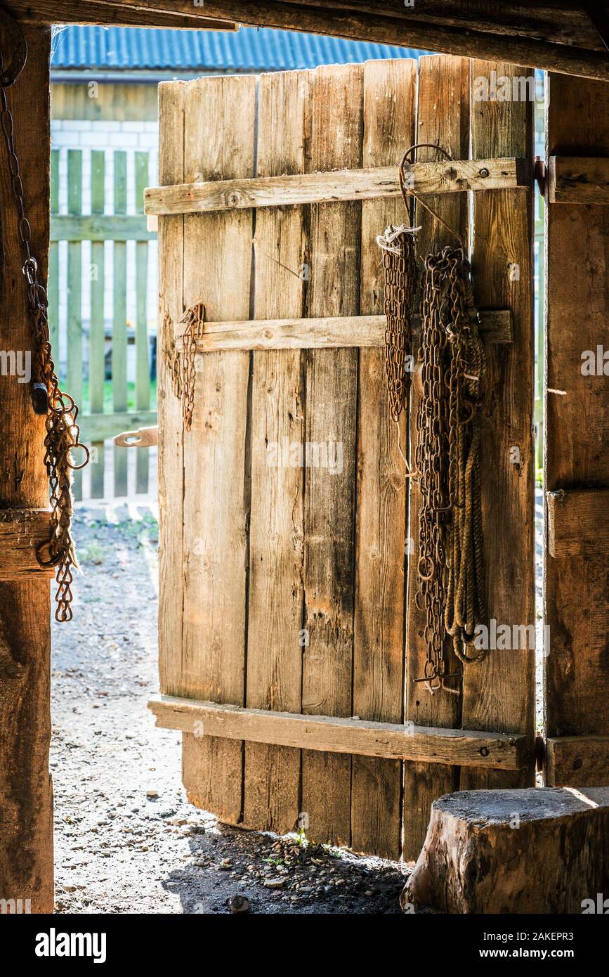 Dark barn door open' hi-res stock photography and images - Alamy