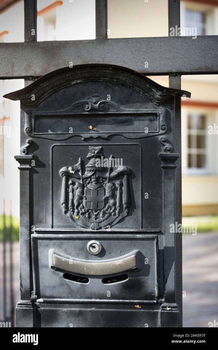 Post box of manor house in countryside Stock Photo - Alamy