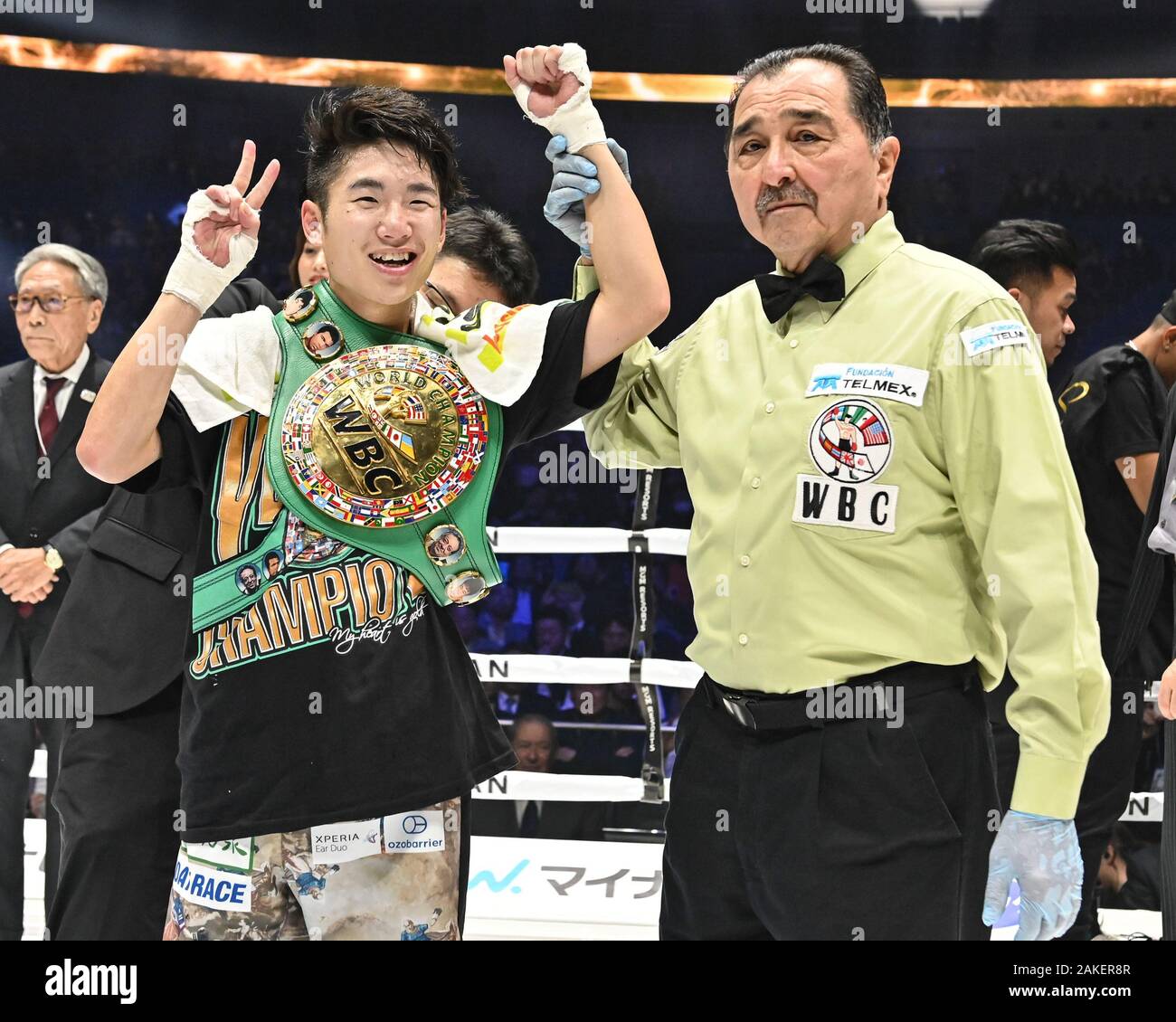 Kenshiro Teraji of Japan celebrates with referee Frank Garza after ...