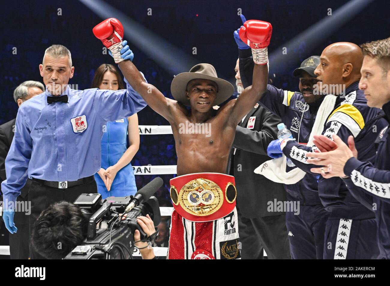 South Africa's Moruti Mthalane celebrates after winning the IBF ...