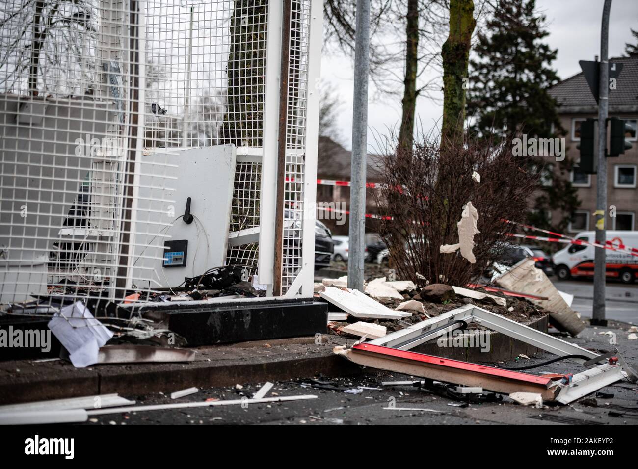 Vending machine blasting hi-res stock photography and images - Alamy