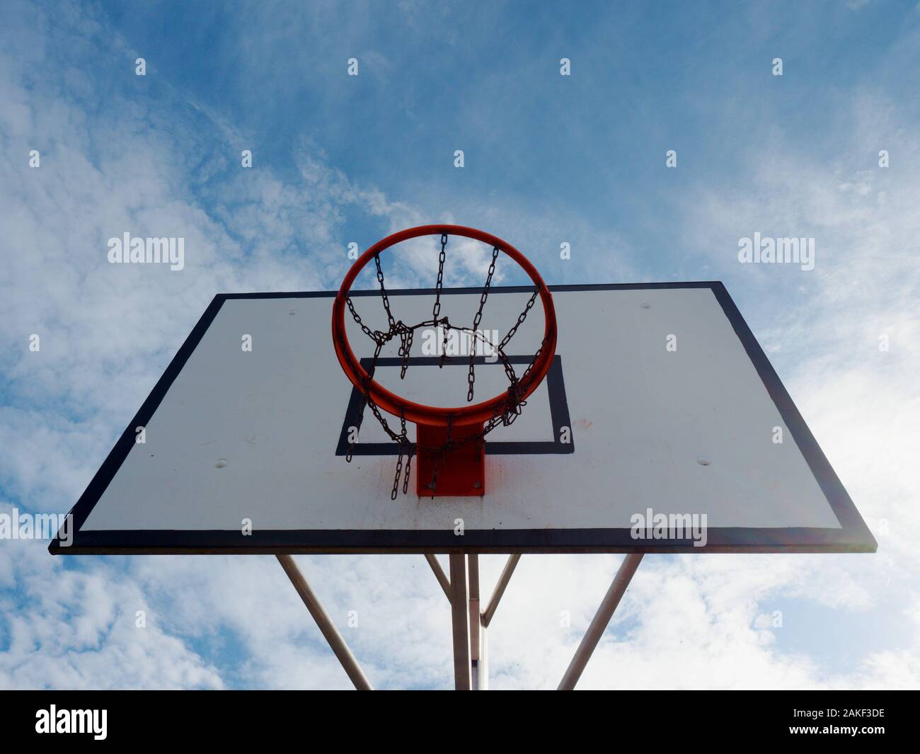Baskerball hoop. Worn out basketball hoop on basketball court under sky ...