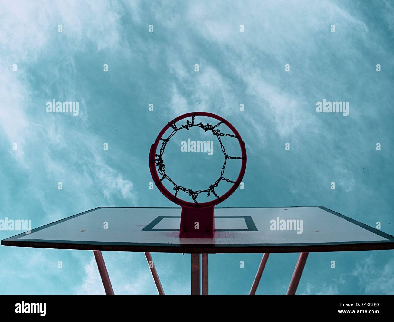 Baskerball hoop. Worn out basketball hoop on basketball court under sky ...