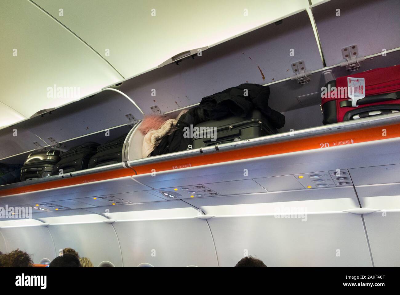 Overhead Locker Airplane Stock Photos & Overhead Locker Airplane Stock ...