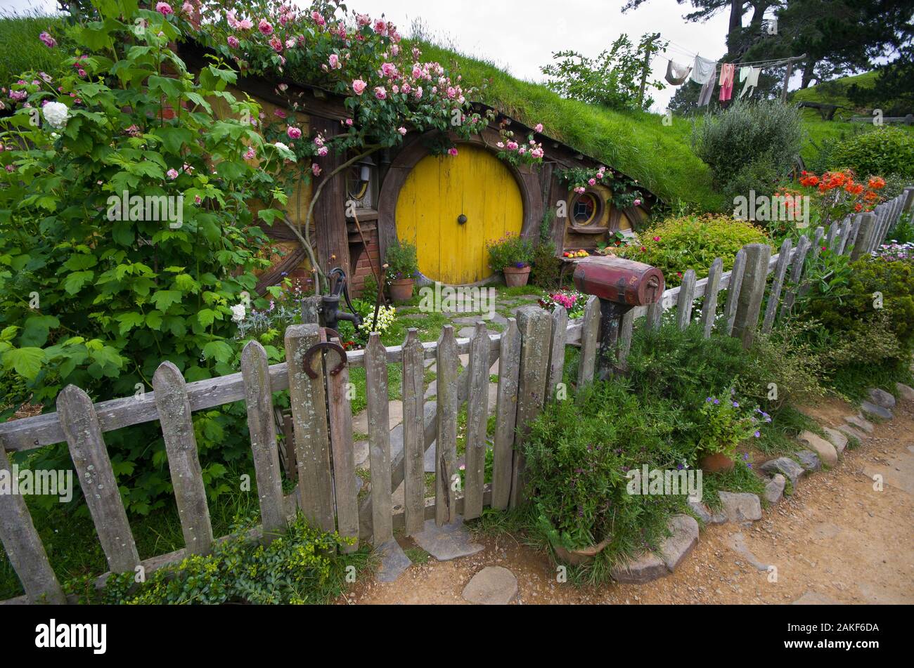 Hobbiton garden hi-res stock photography and images - Alamy