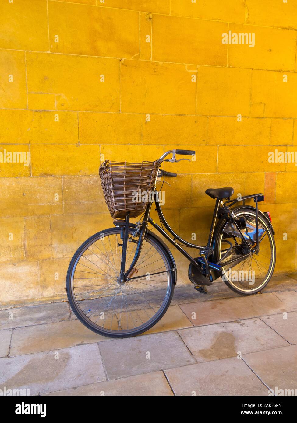 UK, England, Cambridgeshire, Cambridge, Clare College, bicycle Stock ...