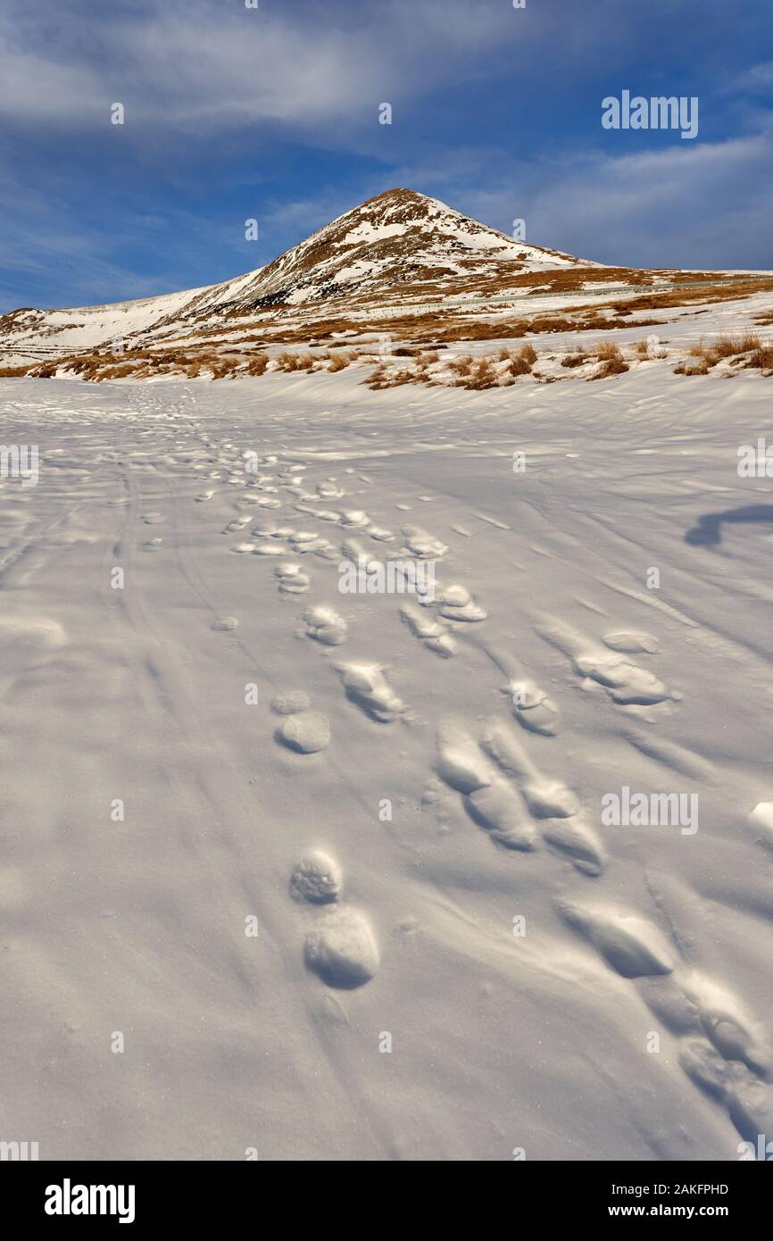 Mountain range in the early spring with snow Stock Photo - Alamy
