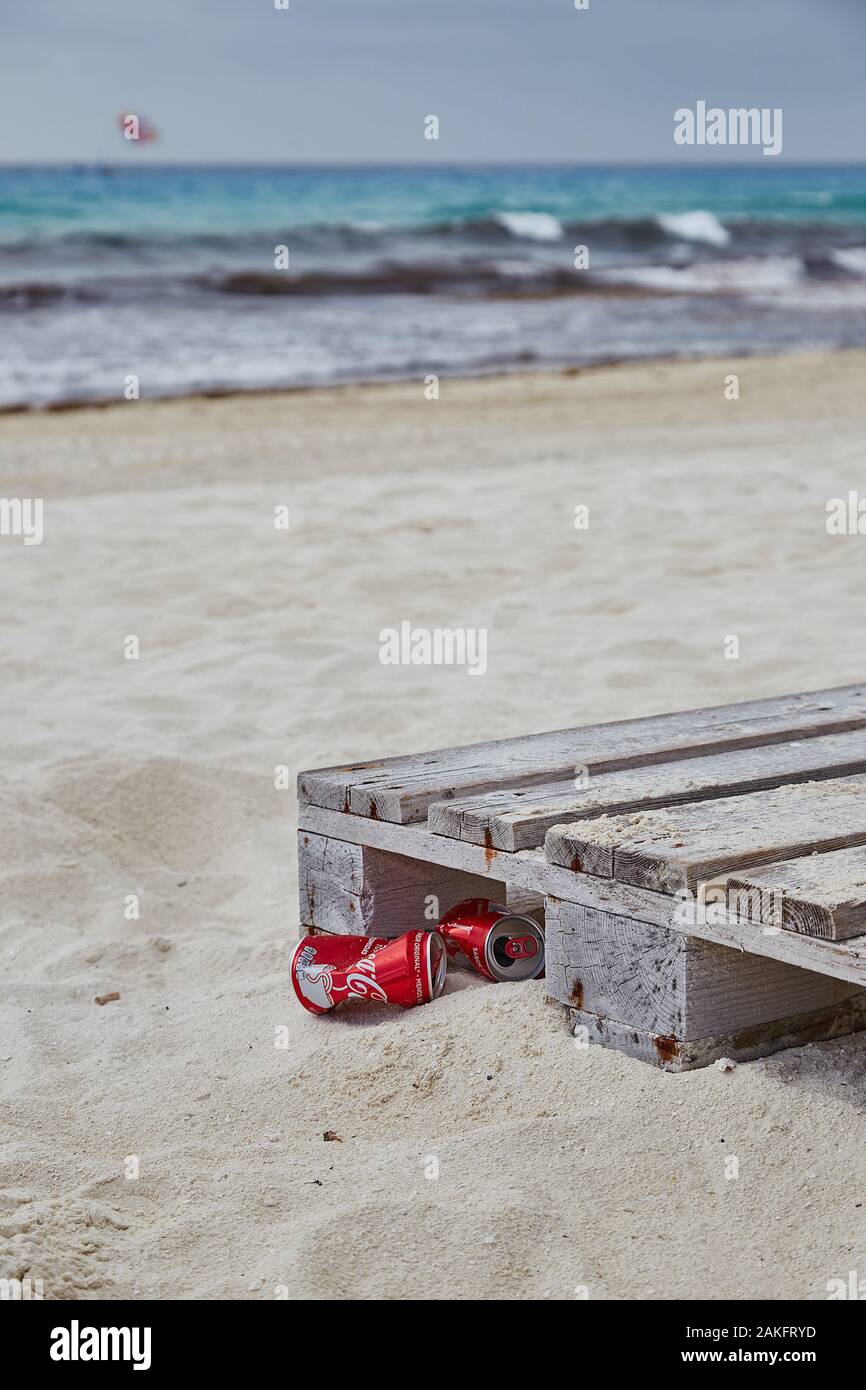 Trash garbage pollution coca cola hi-res stock photography and images ...