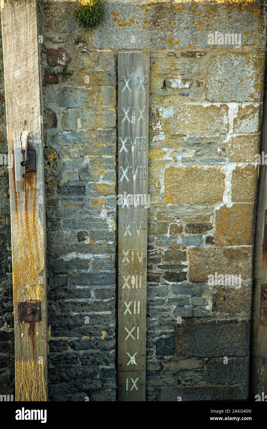 Water depth gauge hi-res stock photography and images - Alamy