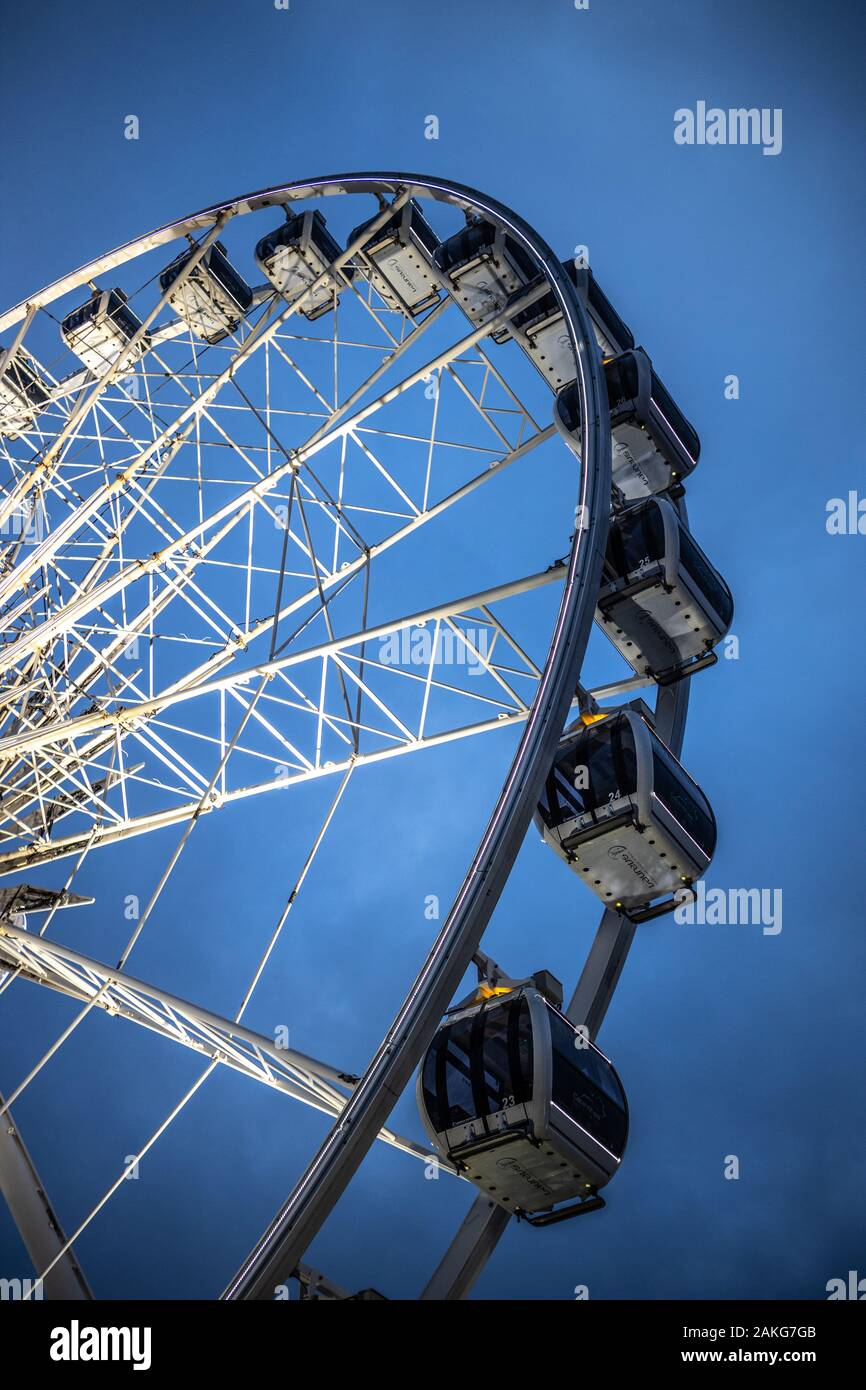 The panoramic wheel of the Victoria and Alfred Waterfront at sunset in ...