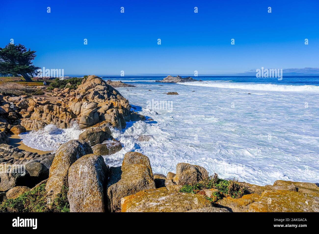 Surf against rocks hi-res stock photography and images - Alamy