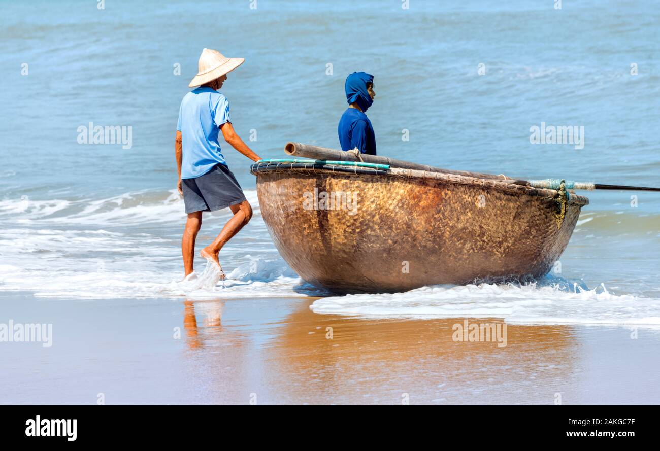 Vietnamese coracle basket boat hi-res stock photography and images - Alamy