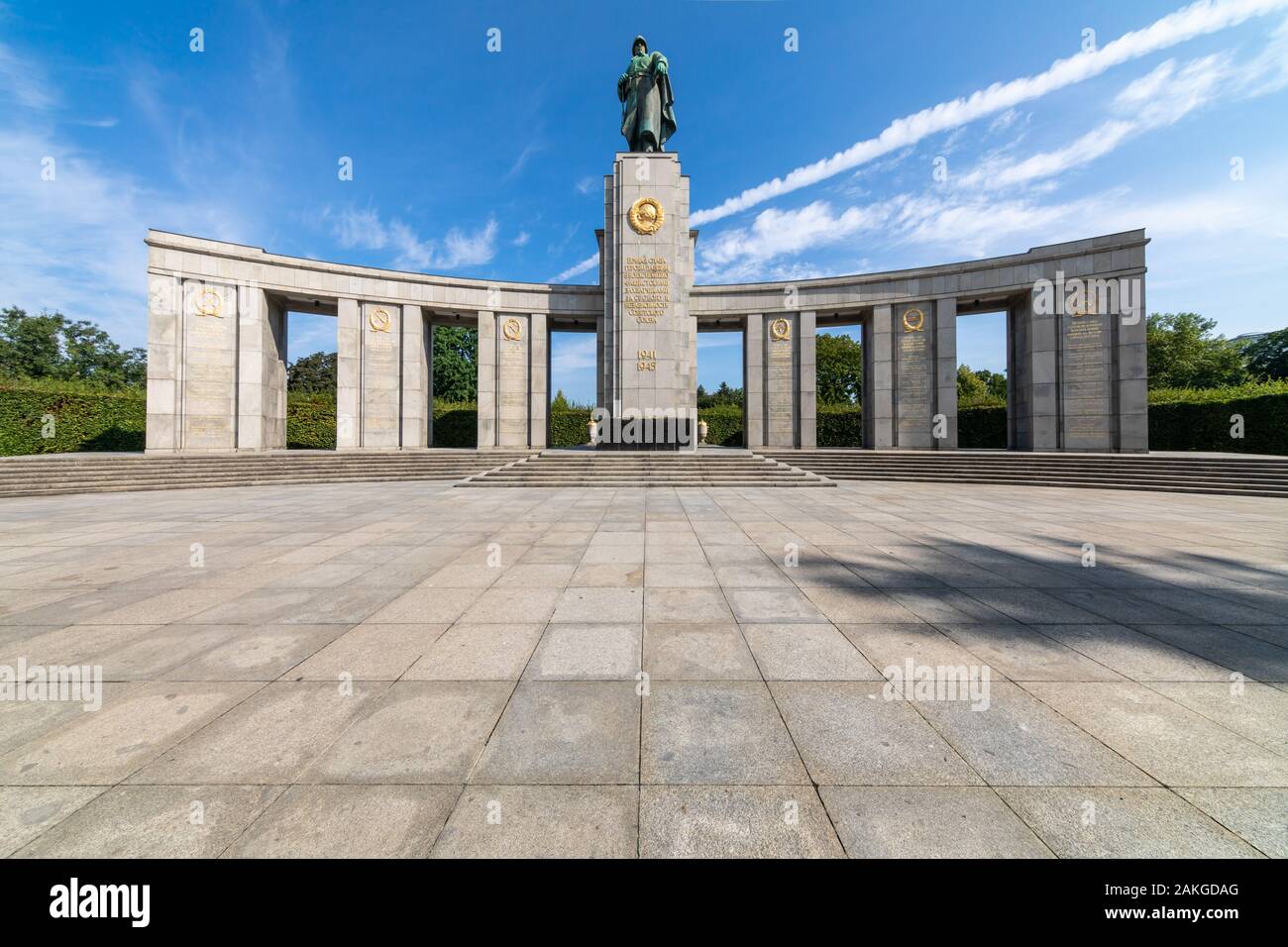 The statue of the soviet red army monument hi-res stock photography and ...