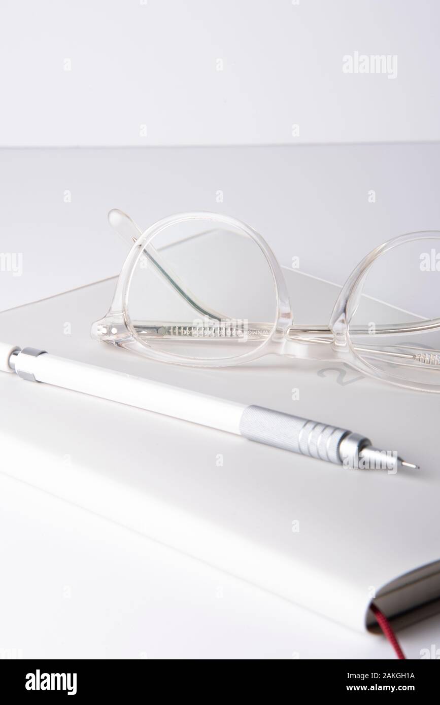 Clear spectacles and pen on a 2020 diary Stock Photo - Alamy