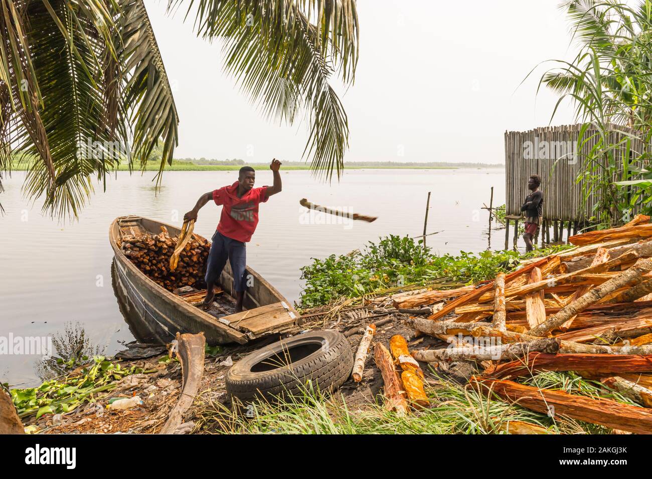 Boat unloading africa hi-res stock photography and images - Alamy