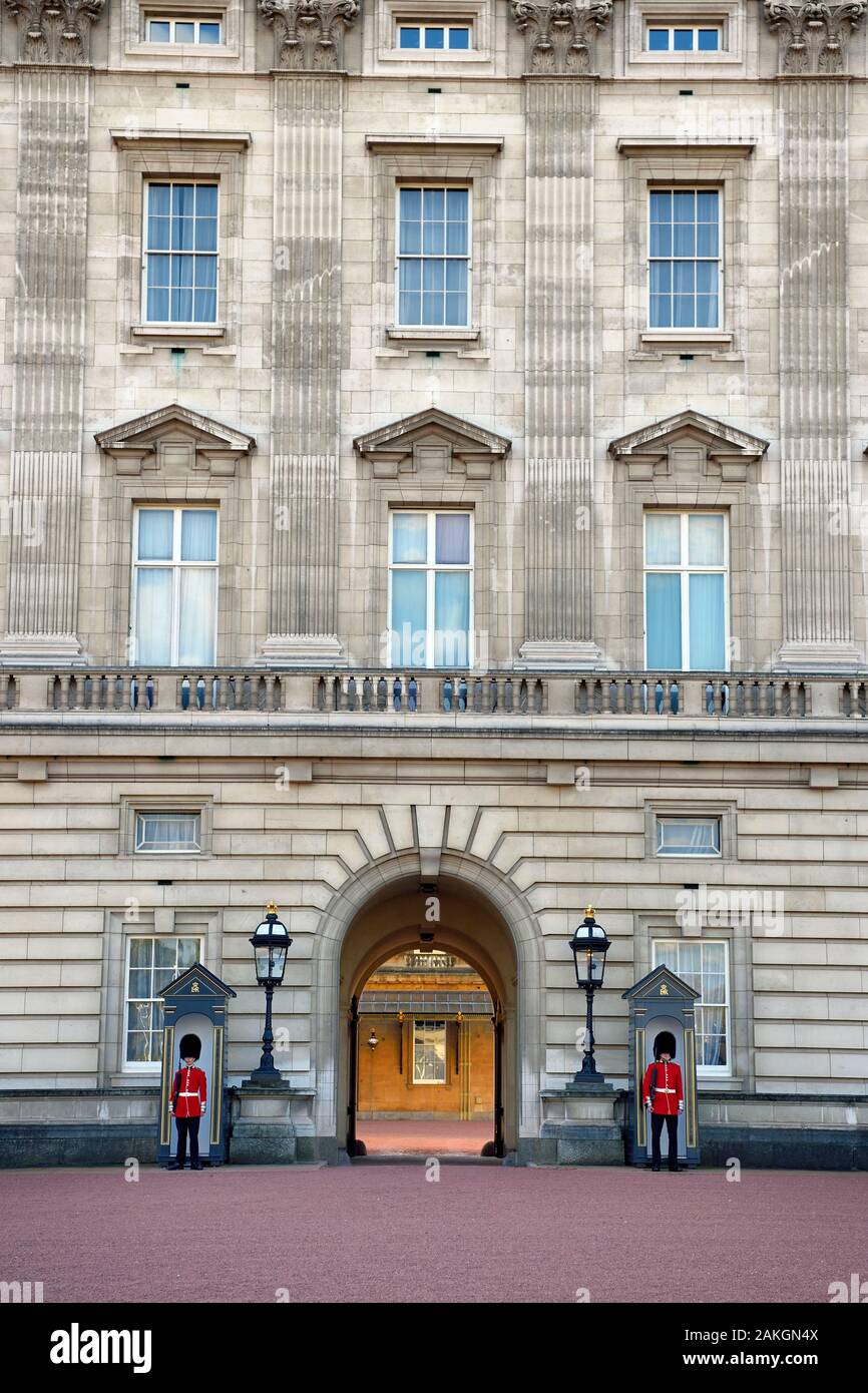 Buckingham palace facade hi-res stock photography and images - Alamy