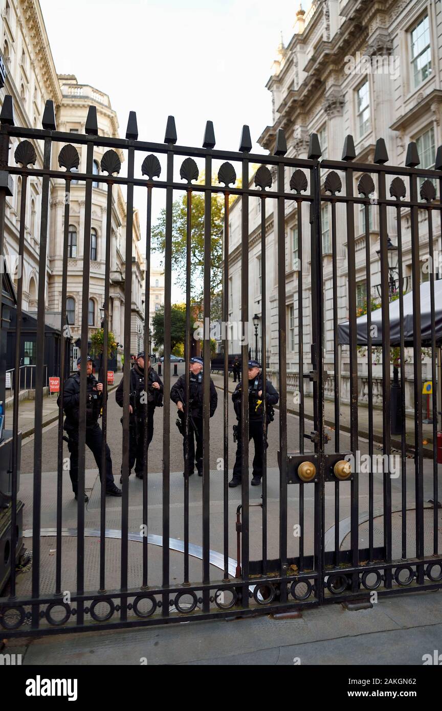 The guarded entrance to downing street hi-res stock photography and ...