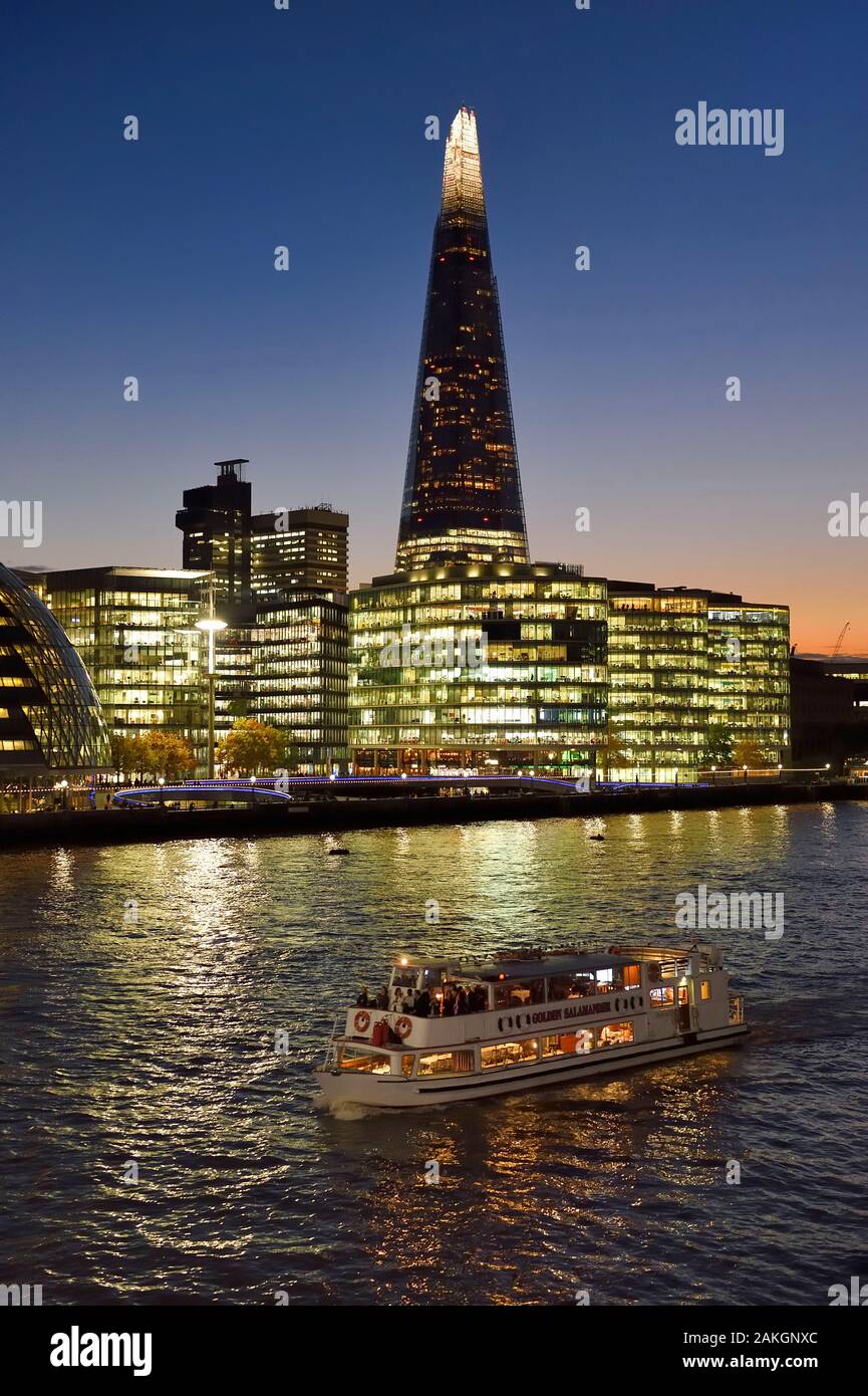 United Kingdom, London, Southwark district, London bridge quarter, boat ...