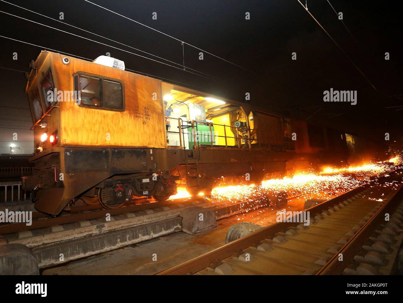 (200109) -- SHANGHAI, Jan. 9, 2020 (Xinhua) -- A rail grinder works on ...