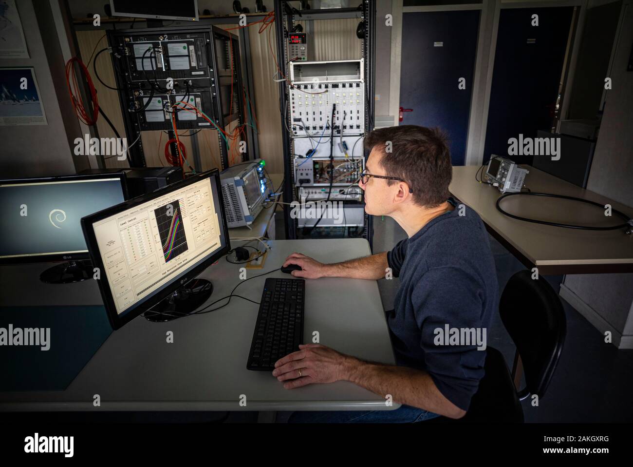 Computer systems hi-res stock photography and images - Alamy