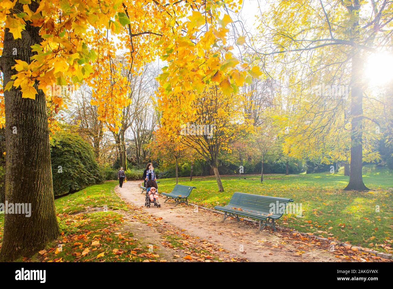 Paris park walking hi-res stock photography and images - Alamy