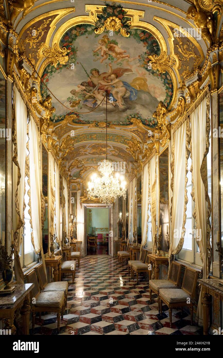 Galleria di specchi hi-res stock photography and images - Alamy