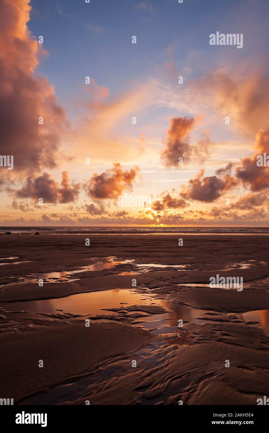 Cornwall beach sunset sea coast uk hi-res stock photography and images ...