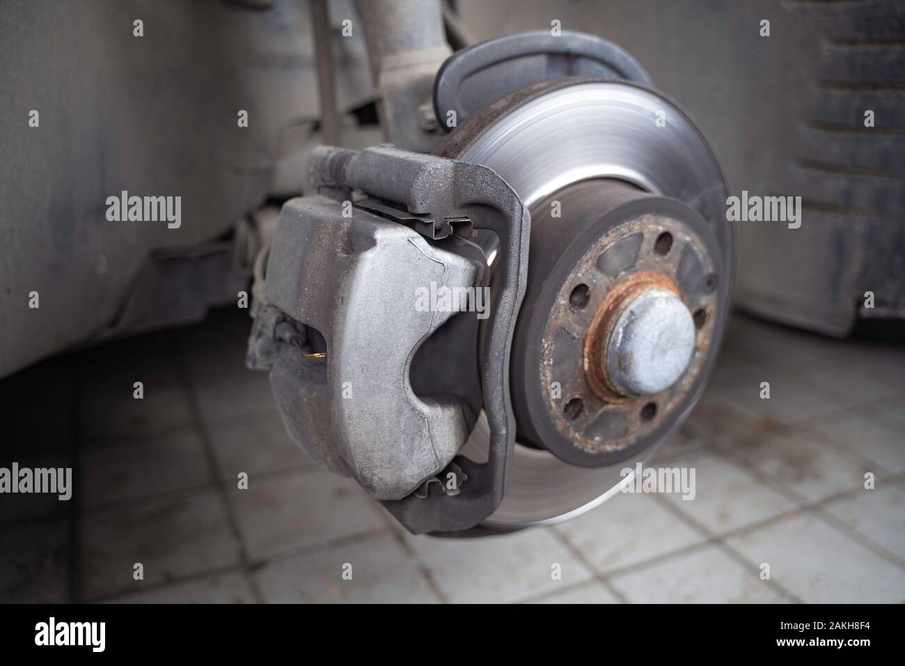 Car without tire hi-res stock photography and images - Alamy