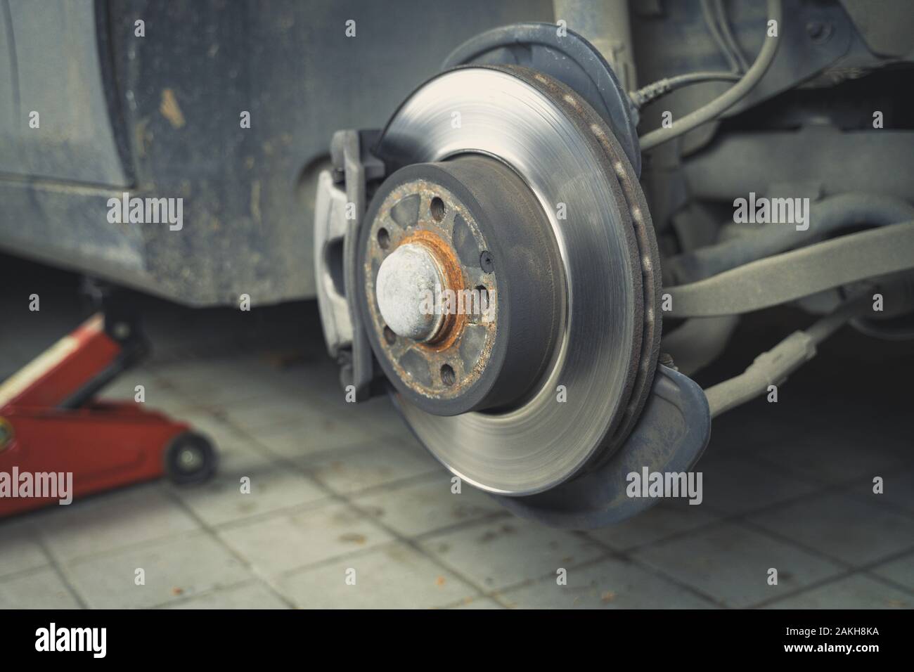 Car without tire hi-res stock photography and images - Alamy