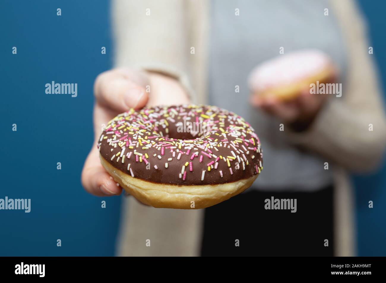 Hand holding donut hi-res stock photography and images - Alamy