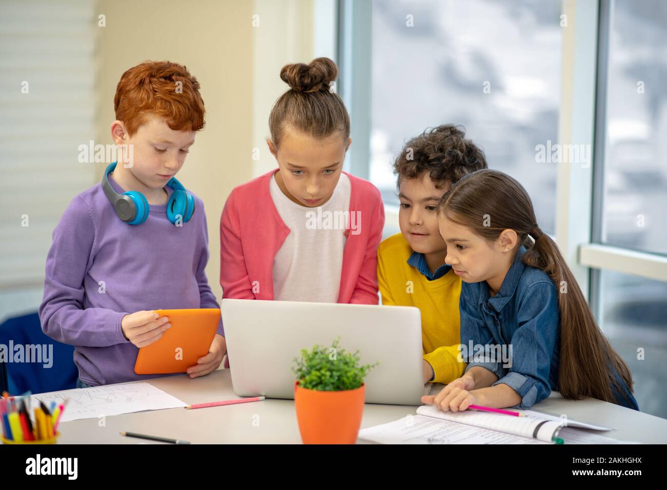 Group activity kids classroom hi-res stock photography and images - Alamy