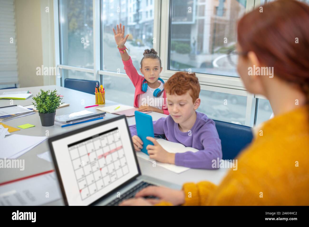 School girls answer hi-res stock photography and images - Alamy
