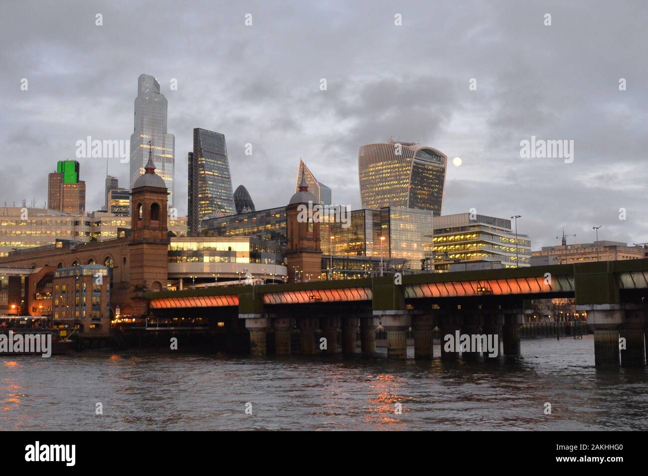 Wet london street hi-res stock photography and images - Alamy