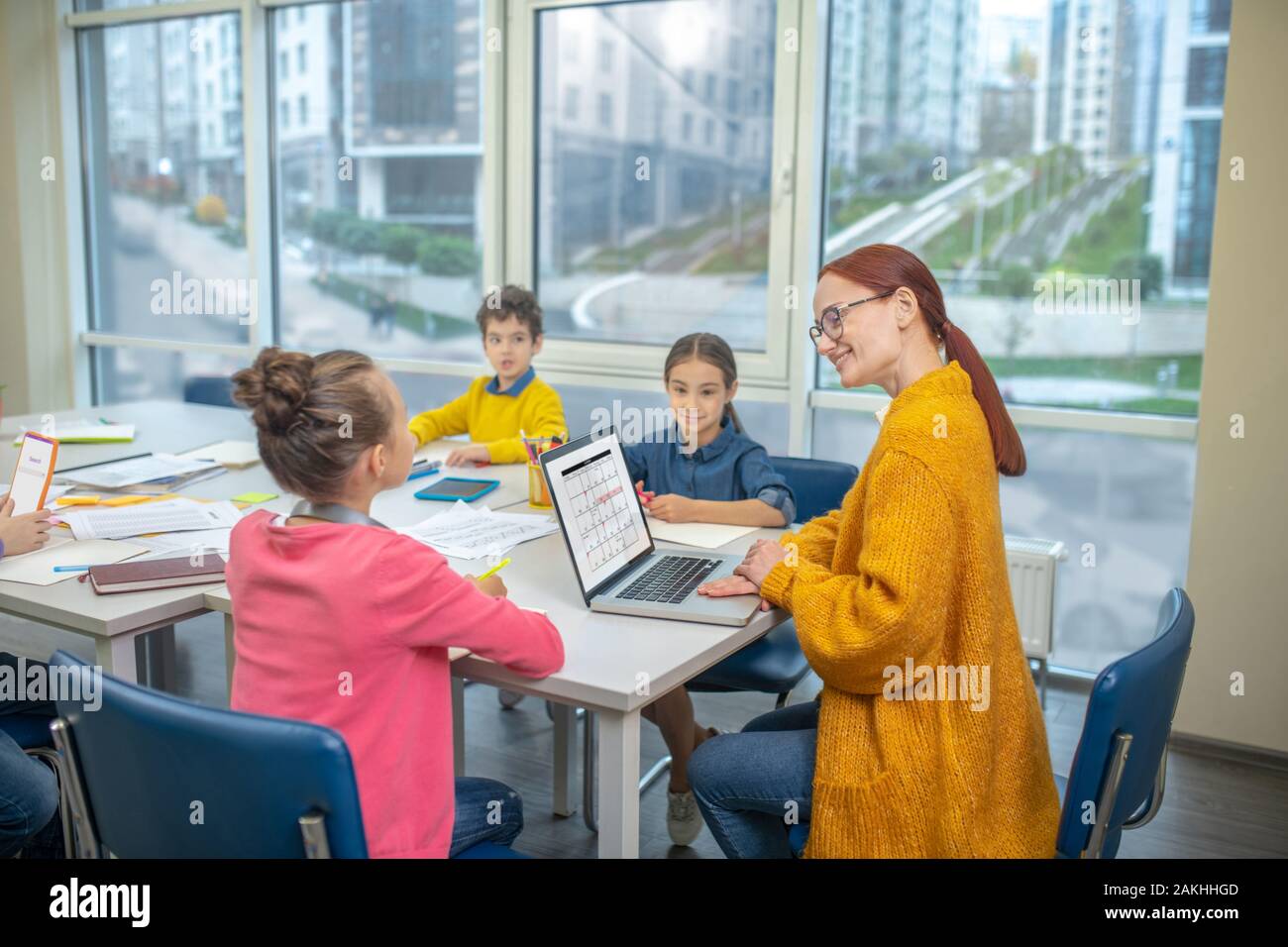 Classroom discussion elementary hi-res stock photography and images - Alamy