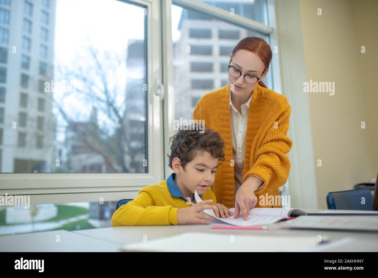 Helping task hi-res stock photography and images - Alamy