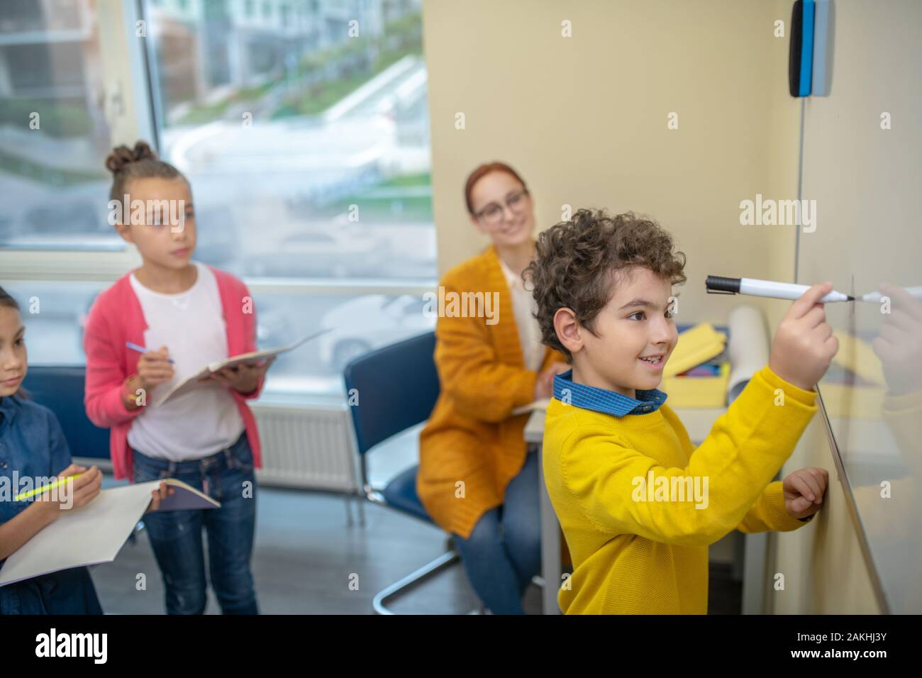 Kids helping each other school hi-res stock photography and images - Alamy