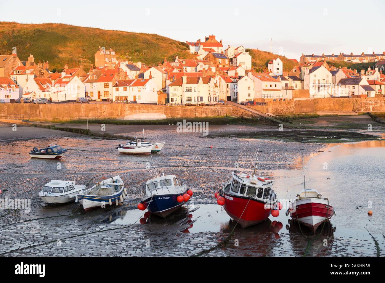 Staithes harbour hi-res stock photography and images - Alamy